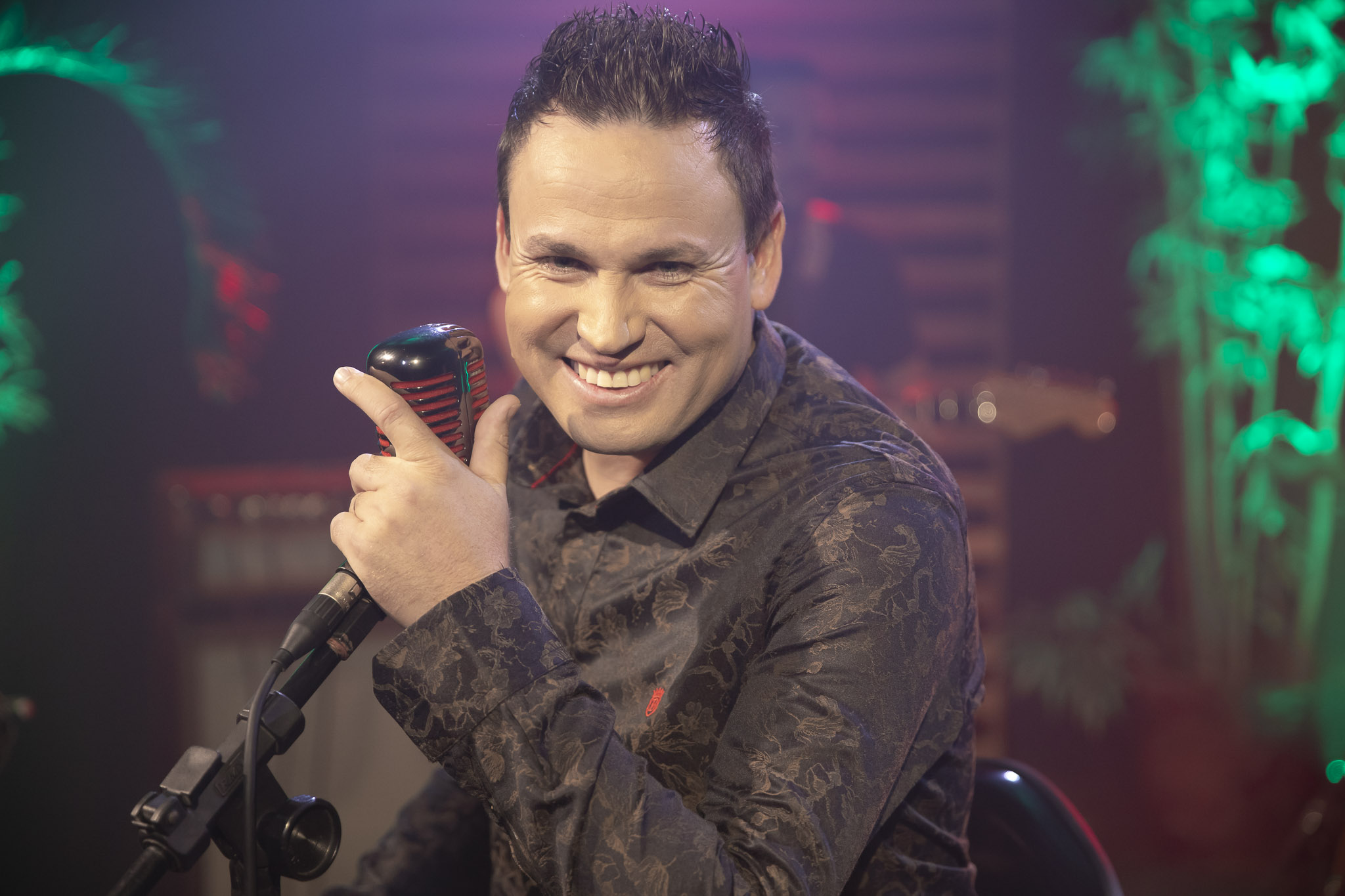 Cantor gospel Marcelo Rocha evangeliza através do seu testemunho de ...