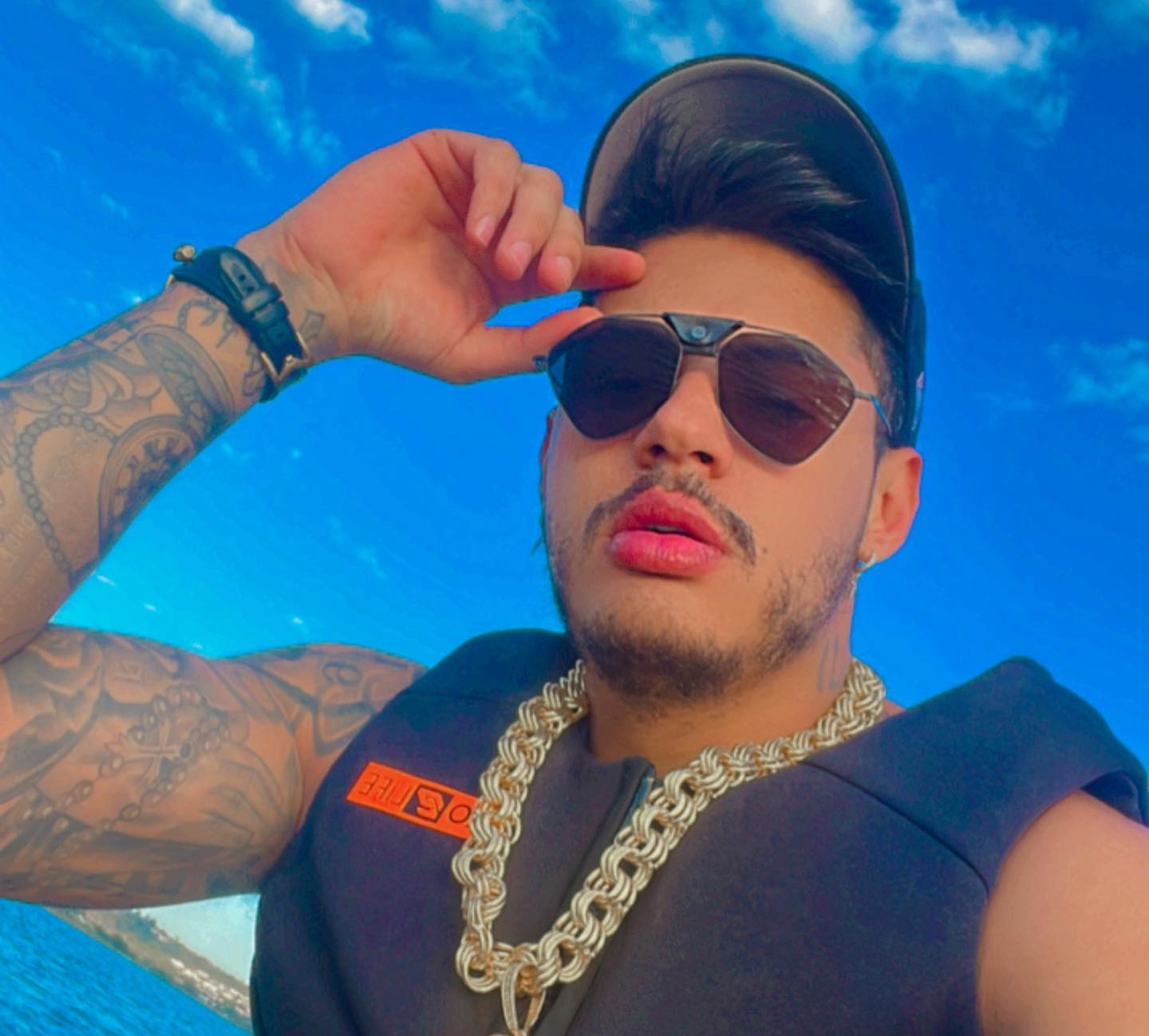 Cantor Hungria testa positivo para a Covid-19 e desfalca elenco de ...