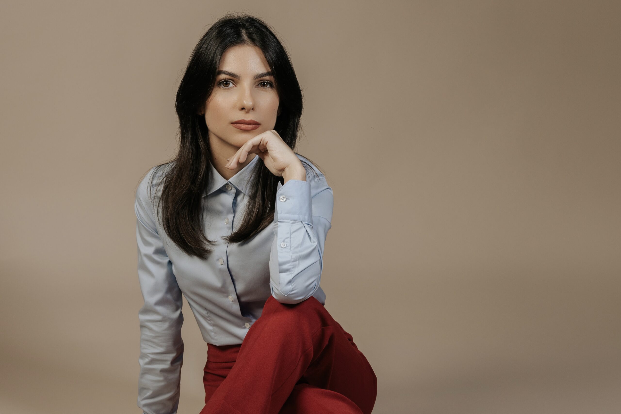 Desvendando os Segredos do Estilo: Jenniffer Thalía Revela os 5 ...