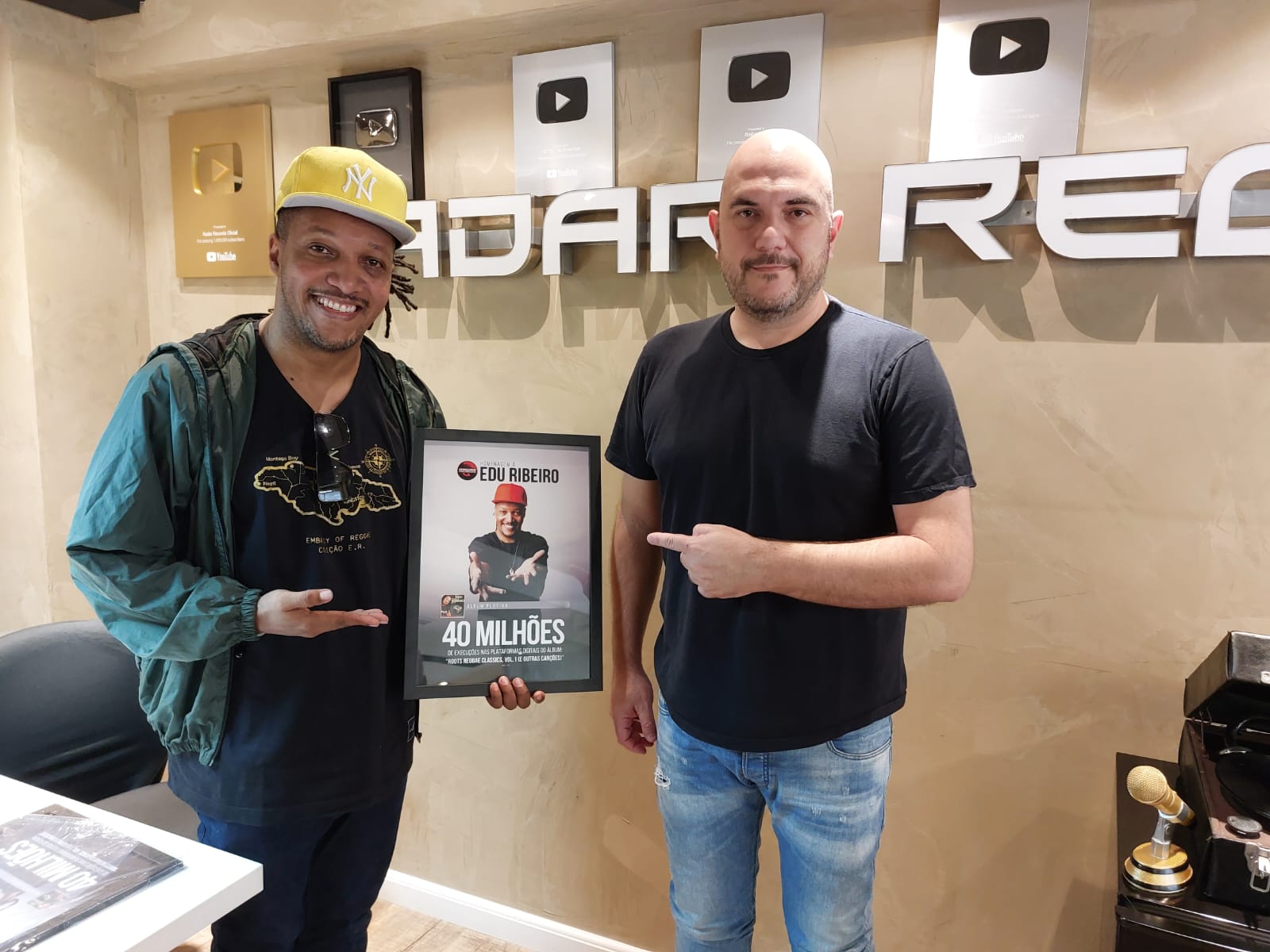 Fenômeno do reggae Edu Ribeiro recebe placa em homenagem da gravadora Radar Records - Imprensa e ...
